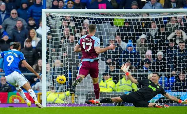 "Dibu" Martínez fue figura en Aston Villa, que empató y no pudo llegar a la cima - La Nueva