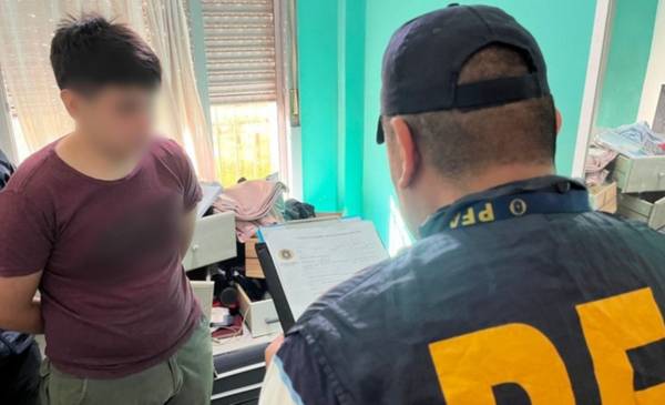 Detuvieron a un hombre que amenazó con inmolarse frente a la Embajada ...