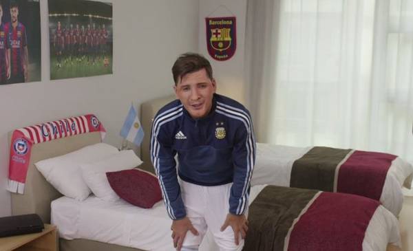 El actor Martín Bossi imitó a Messi para saludar a los padres en su día ...