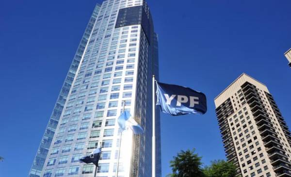 Ordenan entregar el 51% de las acciones de YPF a los beneficiarios del juicio por la ...