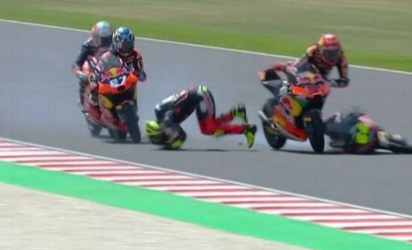 ¡Final dramático en Moto3! Valentín Perrone, involucrado en el ...
