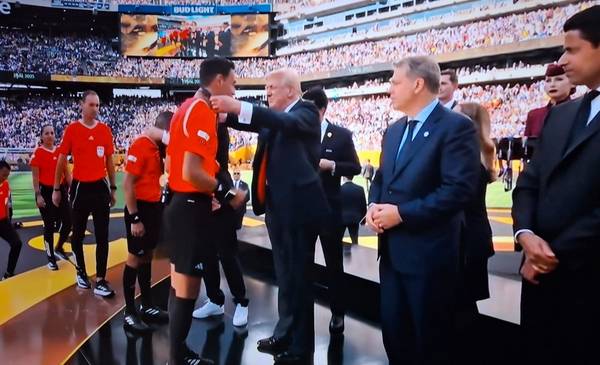 El presidente Donald Trump le colgó la medalla al bahiense Facundo ...