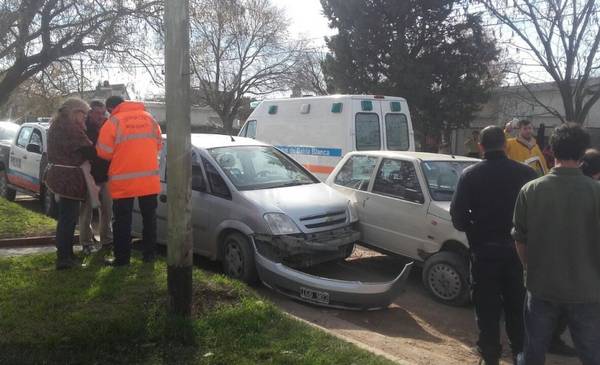 Una Mujer Se Descompensó Y Chocó Contra Un Auto Estacionado La Nueva
