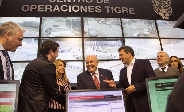 Martín Salaberry, en Tigre, junto a Sergio Massa y Rudolph Giuliani ...