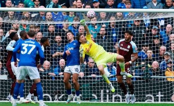 Dibu Martínez volvió al arco del Aston Villa y fue figura en el empate ante Everton - La Nueva