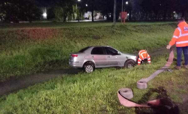 Estaba alcoholizado, perdió el control del auto y terminó en una zanja ...