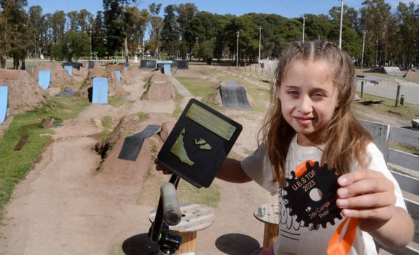 Emma Gerdes, la pequeña que brilla a lo grande arriba de su bicicleta ...