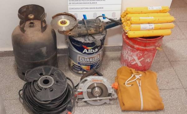 Dos Sujetos Fueron Aprehendidos Tras Saltar Un Portón Y Robar