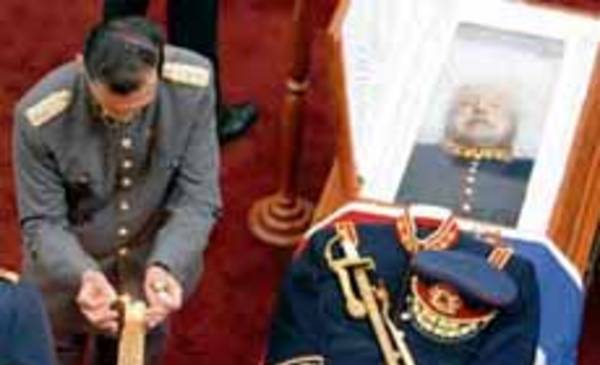 Pinochet fue velado en un país dividido por su muerte - La Nueva