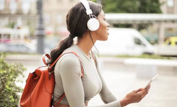 Alerta: cuáles los riesgos de escuchar música a volúmenes altos - La Nueva