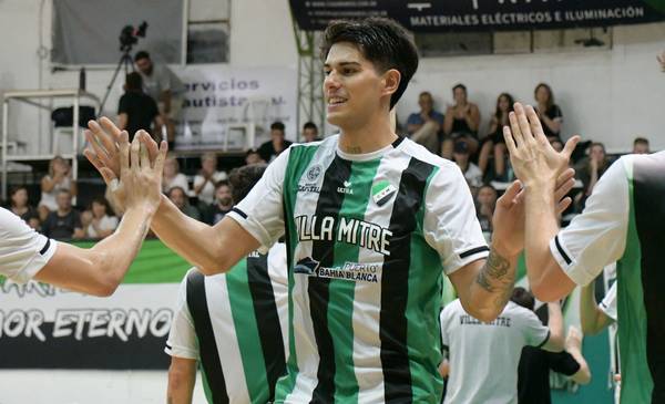 Villa Mitre sale a la cancha, en el primer día de los tres que jugará ...